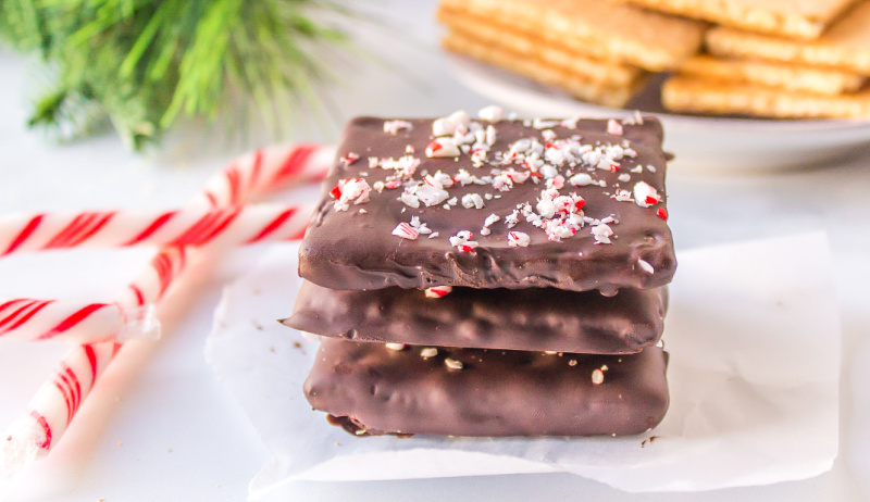 Chocolate Dipped Candy Cane Grahams - Recipe Boy